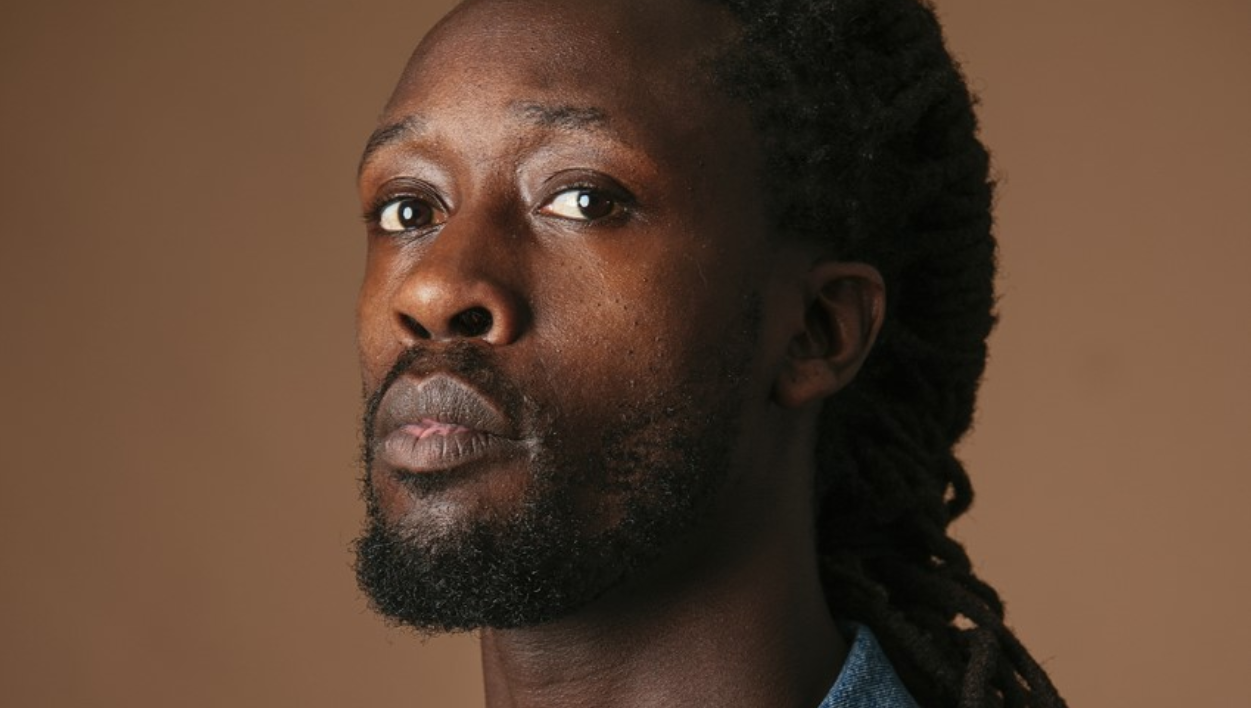 Akwasi pleit voor meer begrip in zijn Peerke Donderslezing 2020
