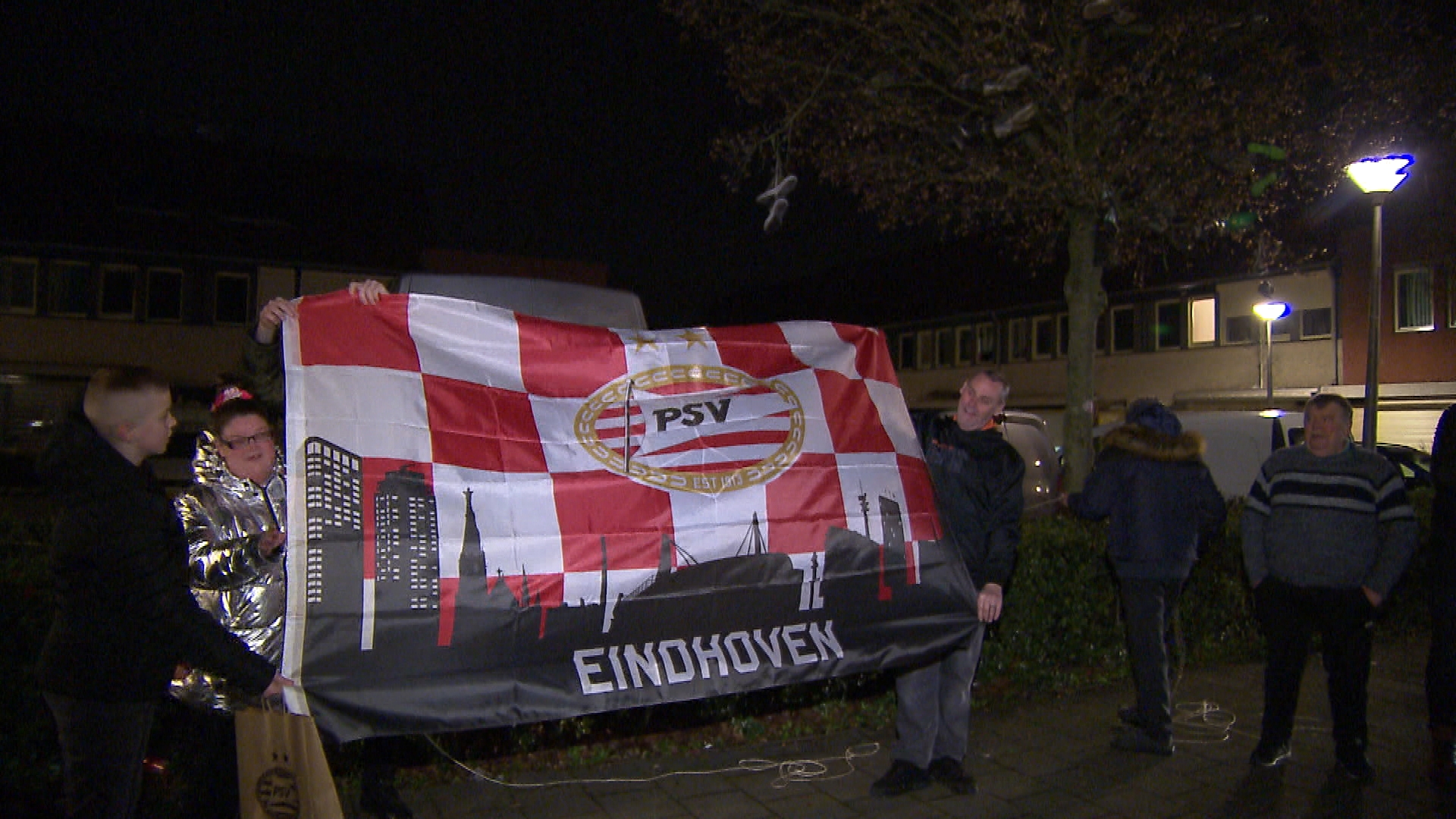Vlag gestolen bij gedenkplek, supporters PSV zorgen voor een nieuwe