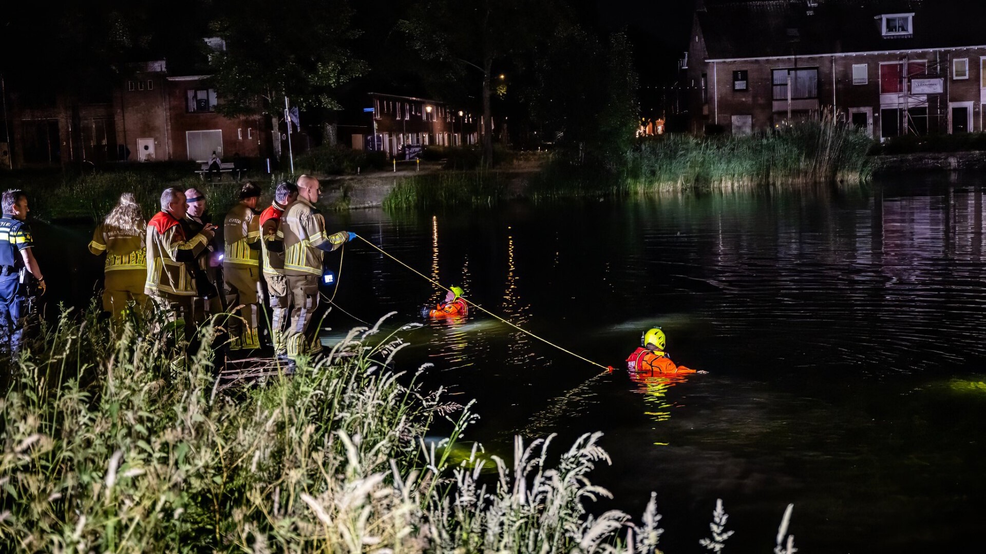 Persoon te water in Piushaven maar duikers vinden niemand