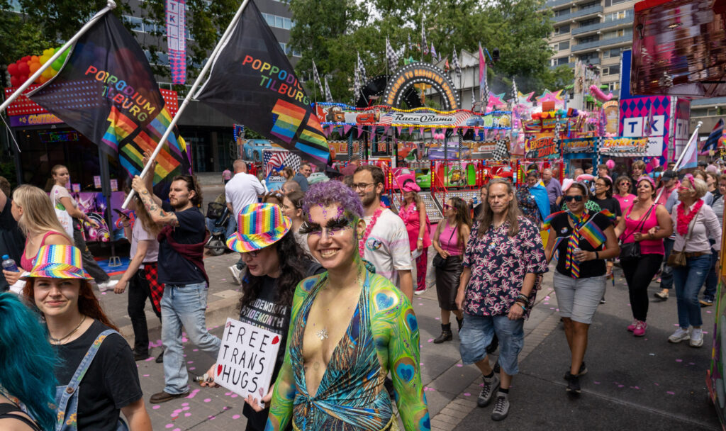 Bekijk hier foto's van Pride Walk op Roze Maandag