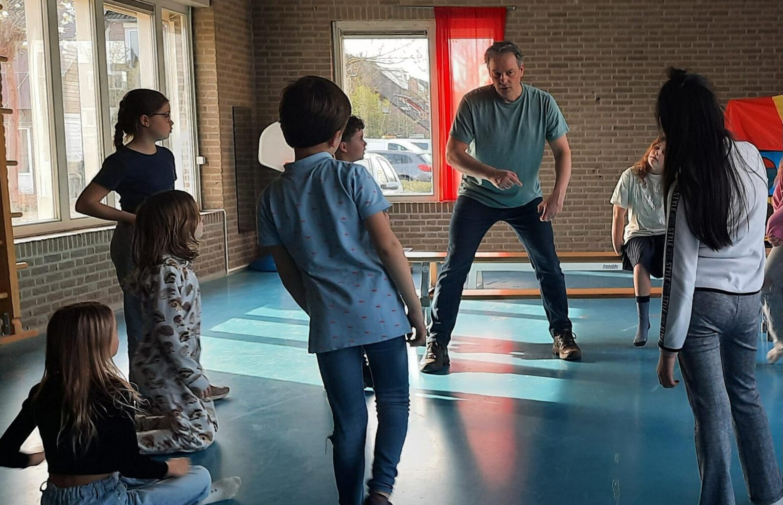 Kinderen uit de Reeshof maken samen met Tommie uit Sesamstraat een ...