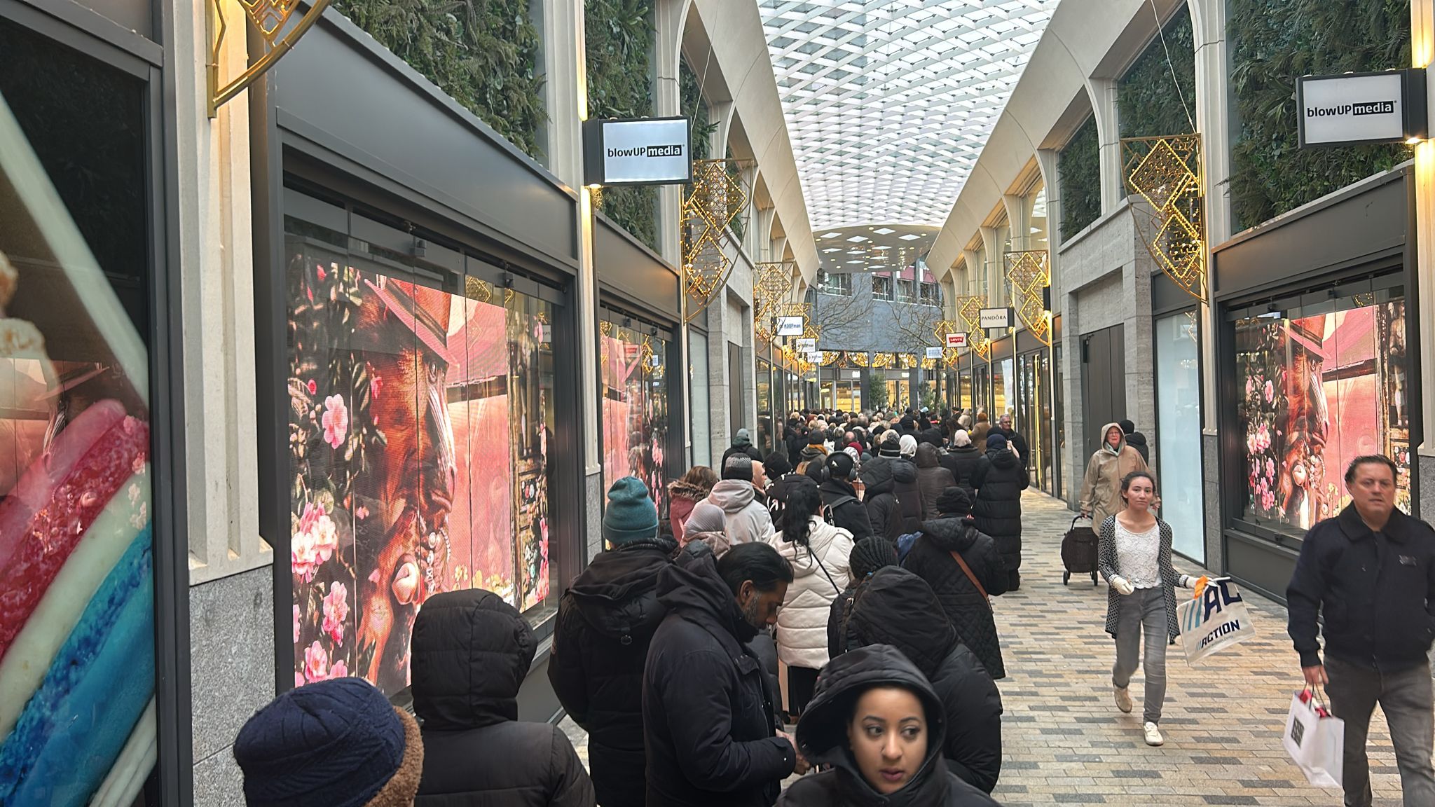 Gratis kledingactie van De Koopman zorgt voor overvolle Emmapassage