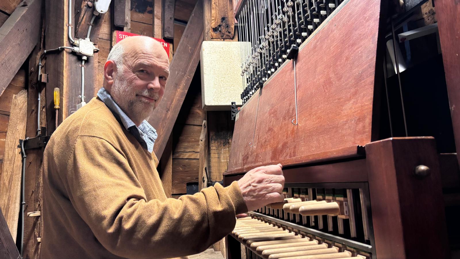 Na drie jaar mag Carl eindelijk weer bovenin de Heikese kerk met de ...