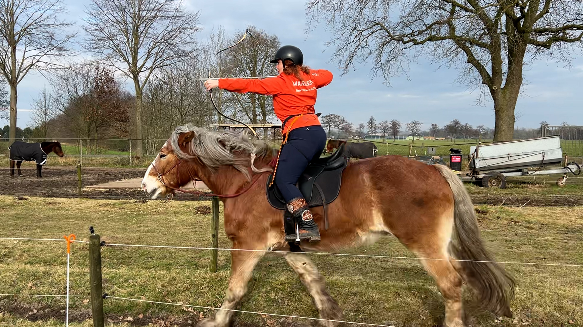 Marleen doet aan boogschieten te paard, maar heeft geld nodig voor het WK
