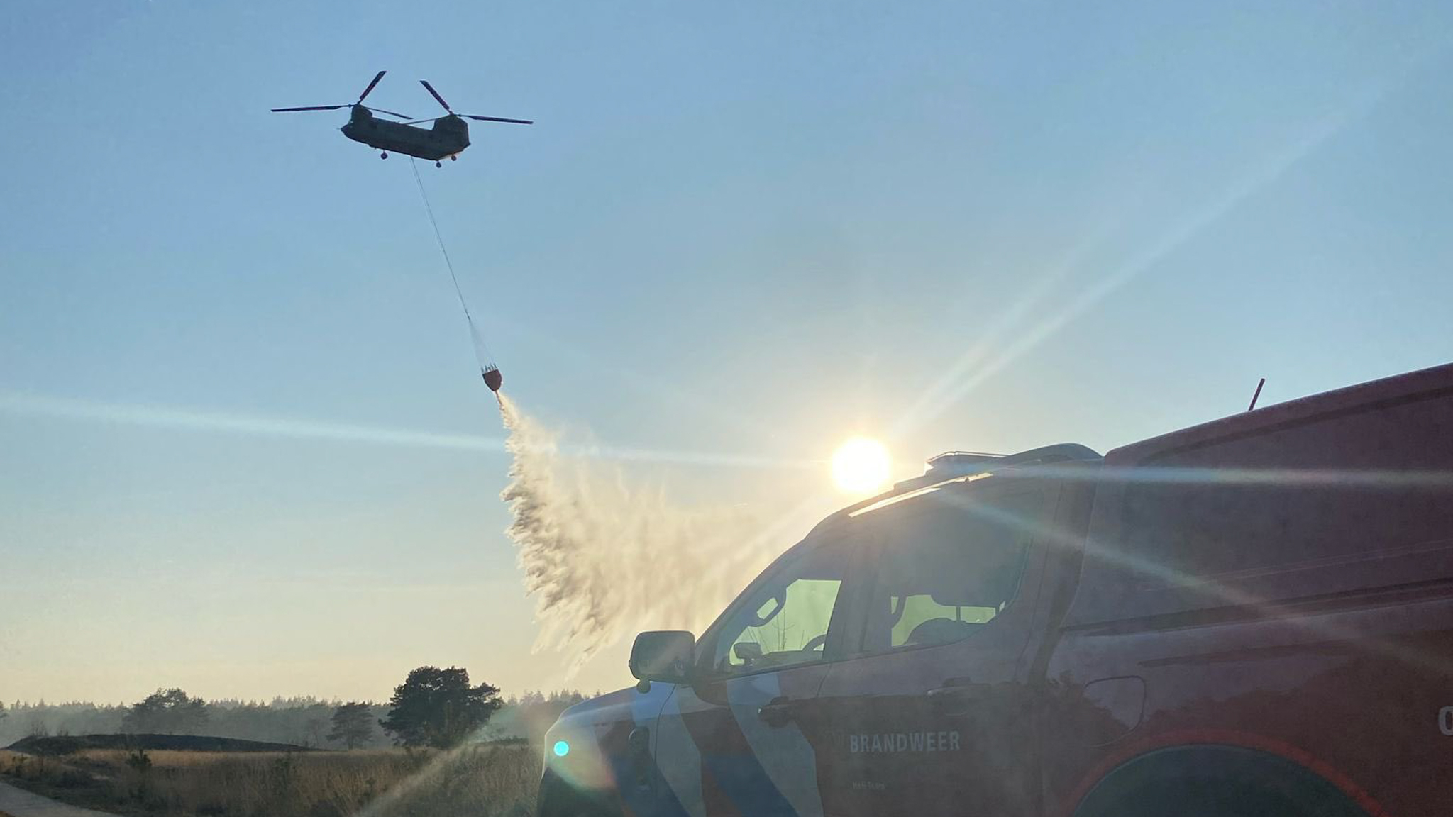 Chinook Gilze-Rijen helpt natuurbrand Ginkelse Heide blussen